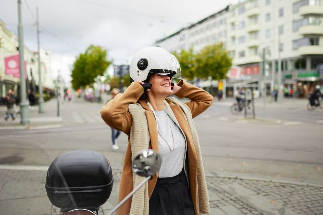 Rijden met een bromfietshelm is verplicht - Univé